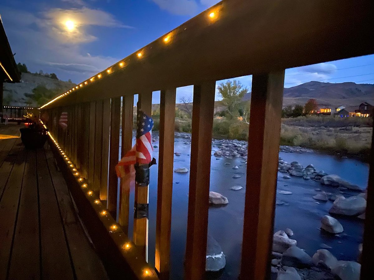 Home | Reno's River Inn