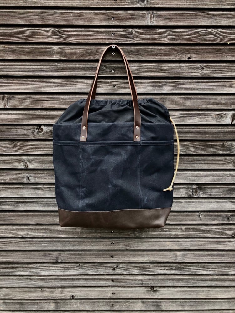 Treesizeverse — Draw string closure large tote bag in black waxed canvas