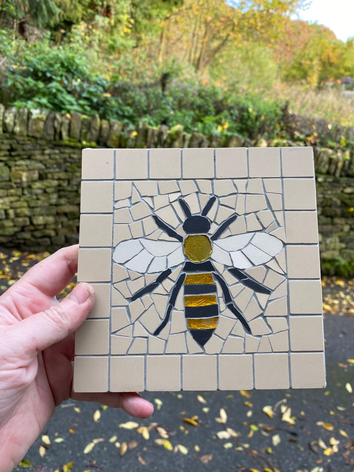 GOLDEN BEE MOSAIC | Amanda McCrann || Mosaic & Mindflow