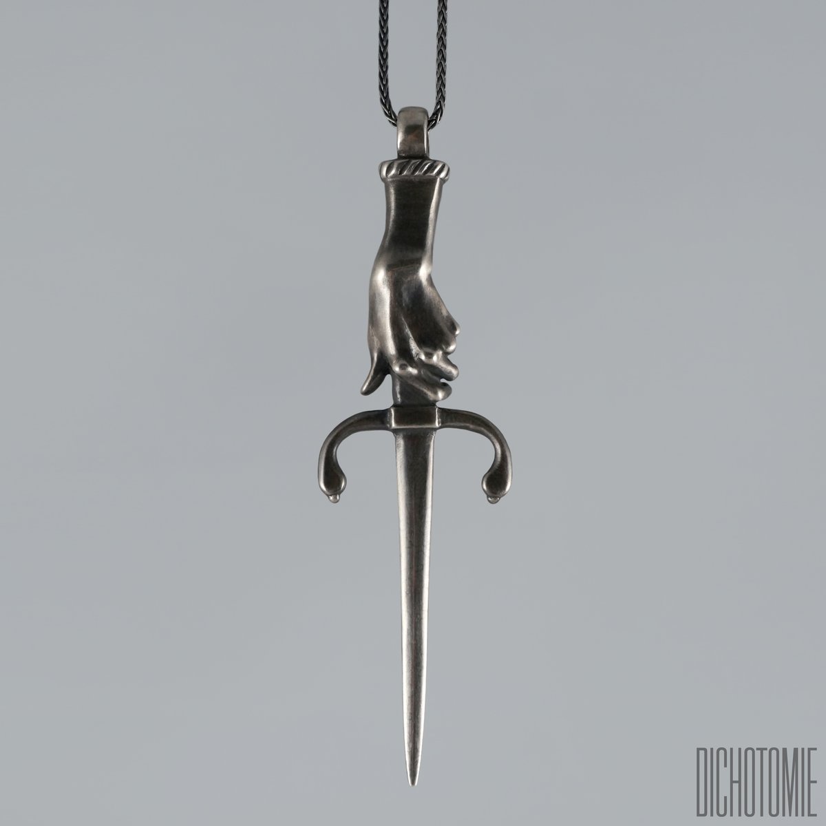 The Midnight Dagger Pendant | Dichotomie