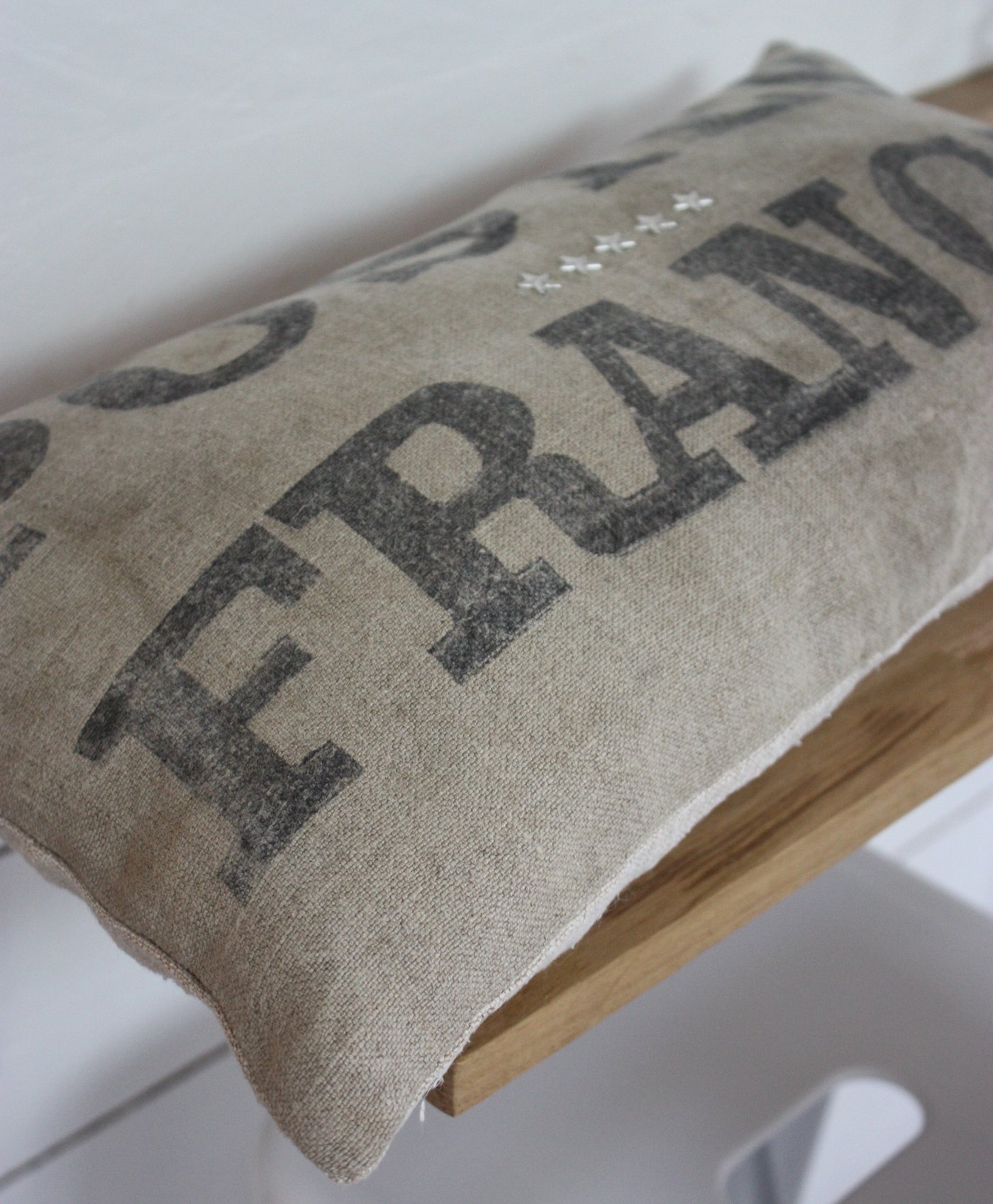 Coussin Poste France. | Le Grenier de Ninon