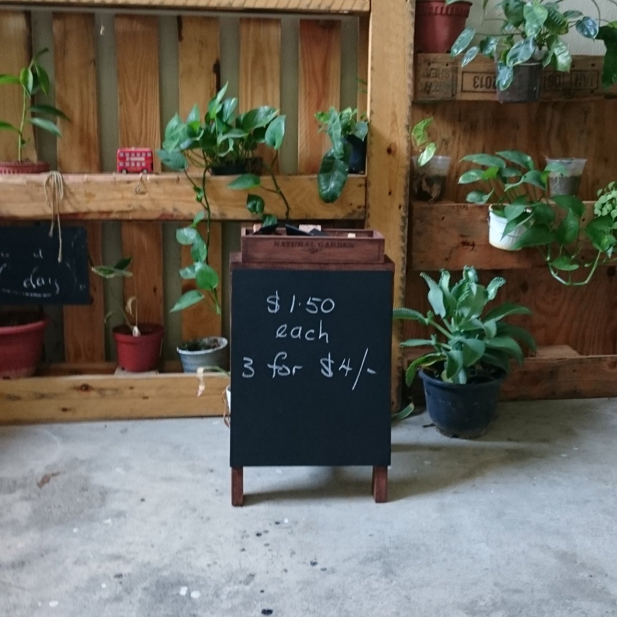 Non collapsible double sided standing chalkboard | Chalk'let