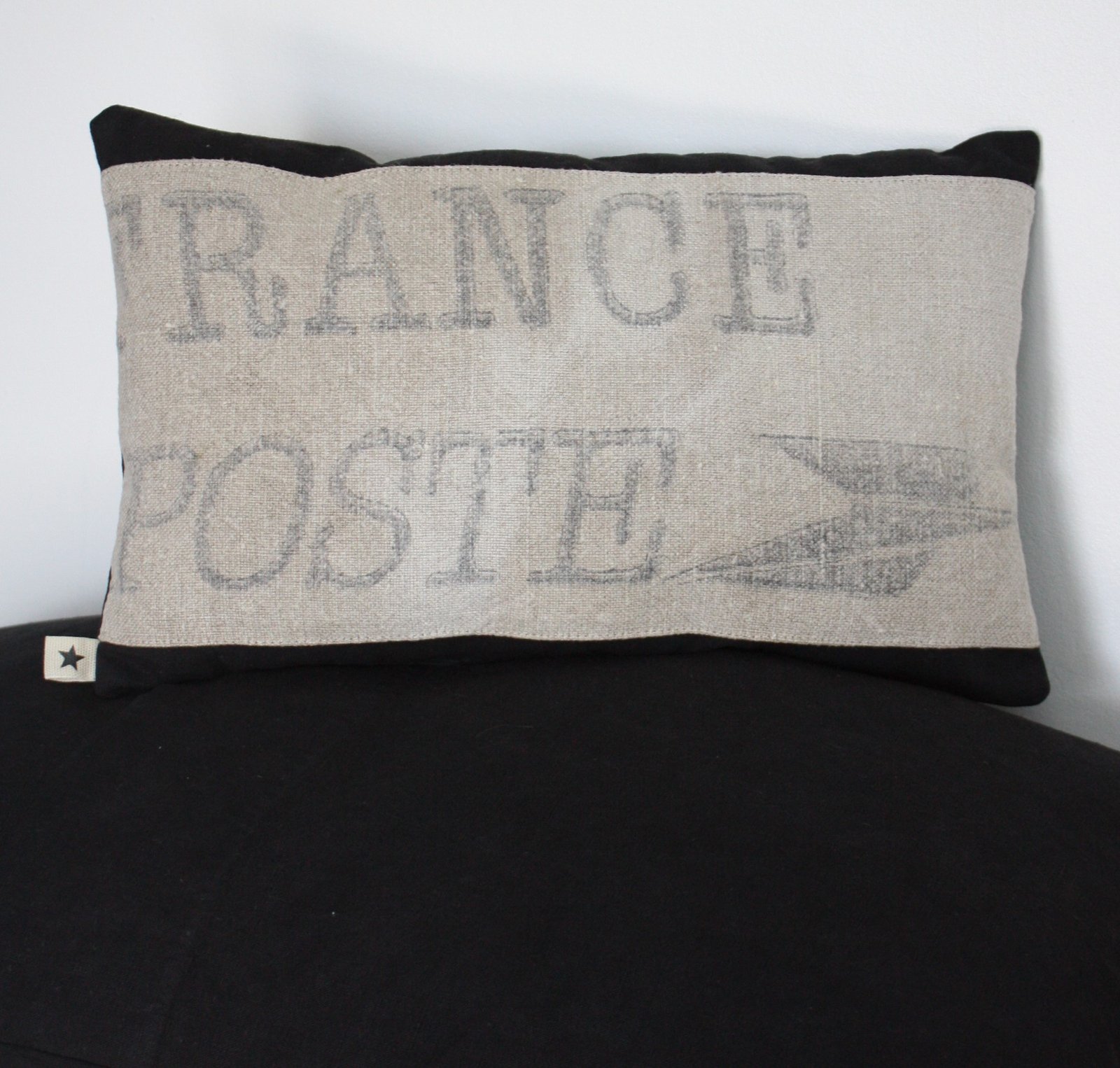 Petit coussin noir & Poste. / Le Grenier de Ninon
