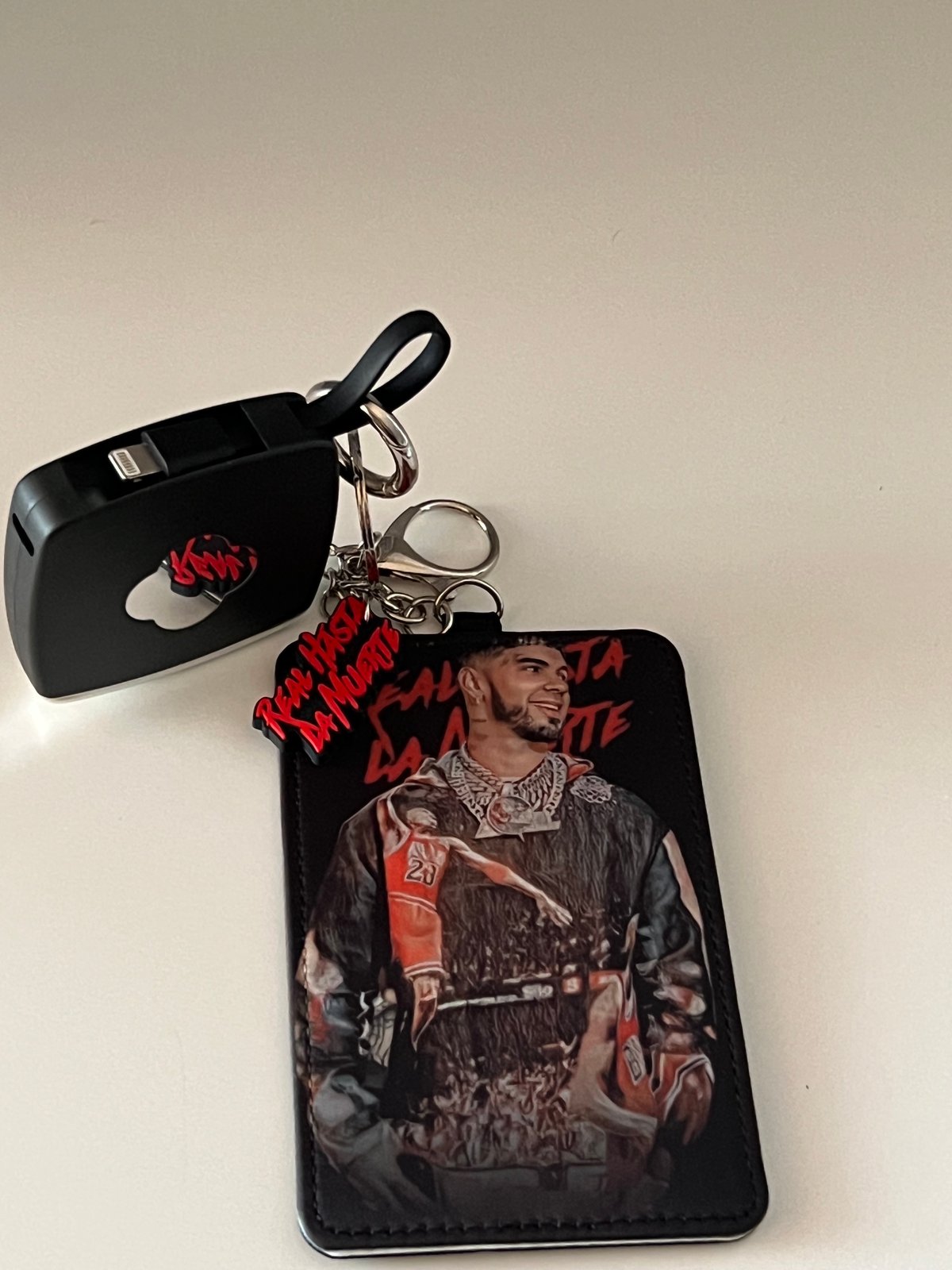 Anuel Cargador de Teléfono con llavero de Tarjeta | Stylin' Charms