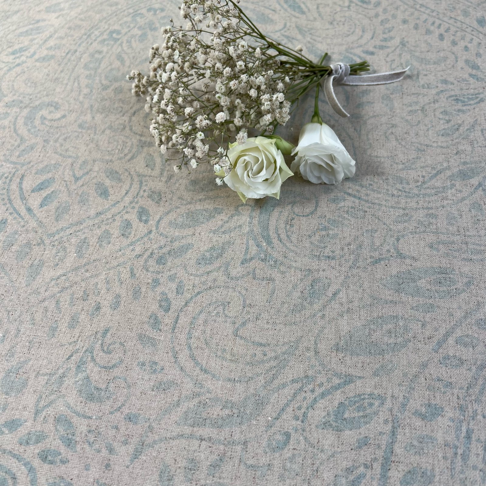 Nappe Arabesque en Lin anti-tâche Bleu ciel fond lin / au FiL Des PièCes