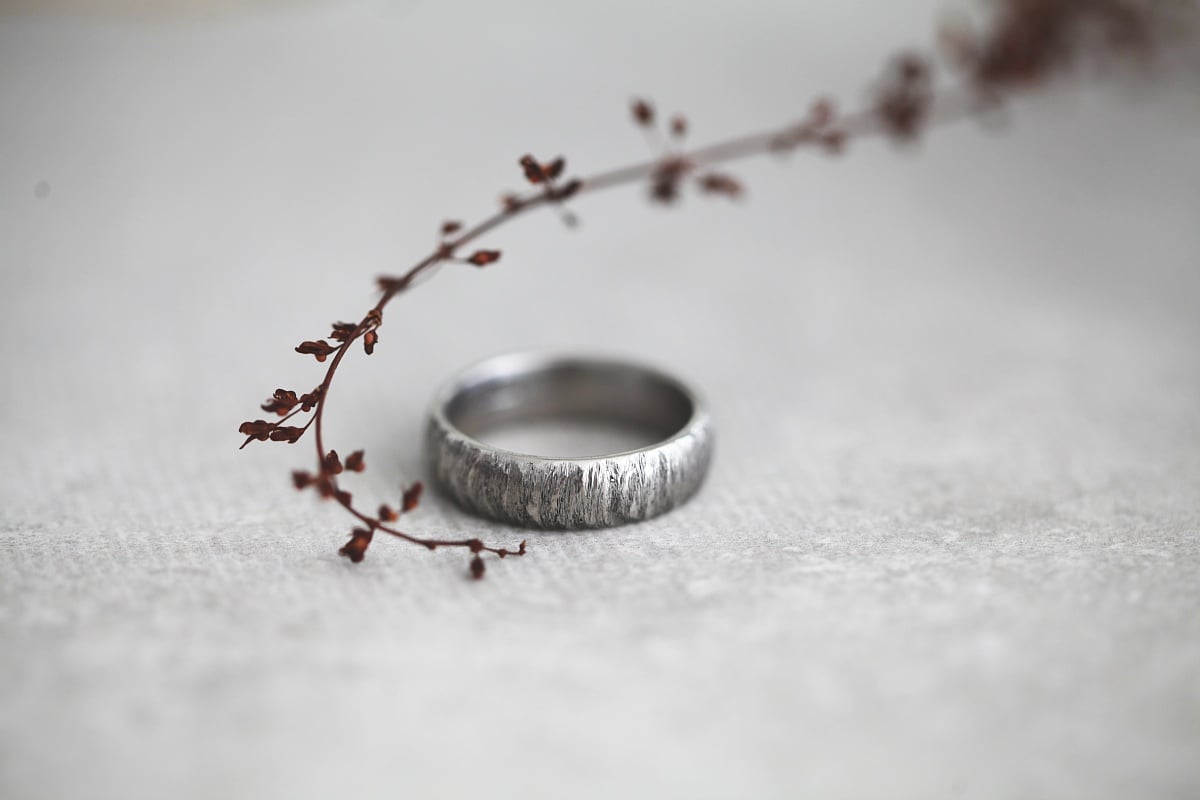 18ct white gold 6mm horn texture ring | RUST jewellery