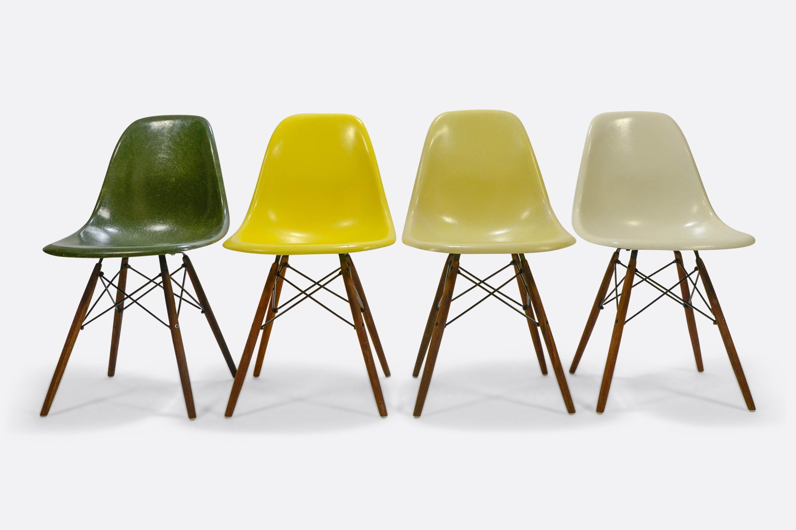 Modern Vintage Amsterdam - Original Eames Furniture — Multicolor set ...