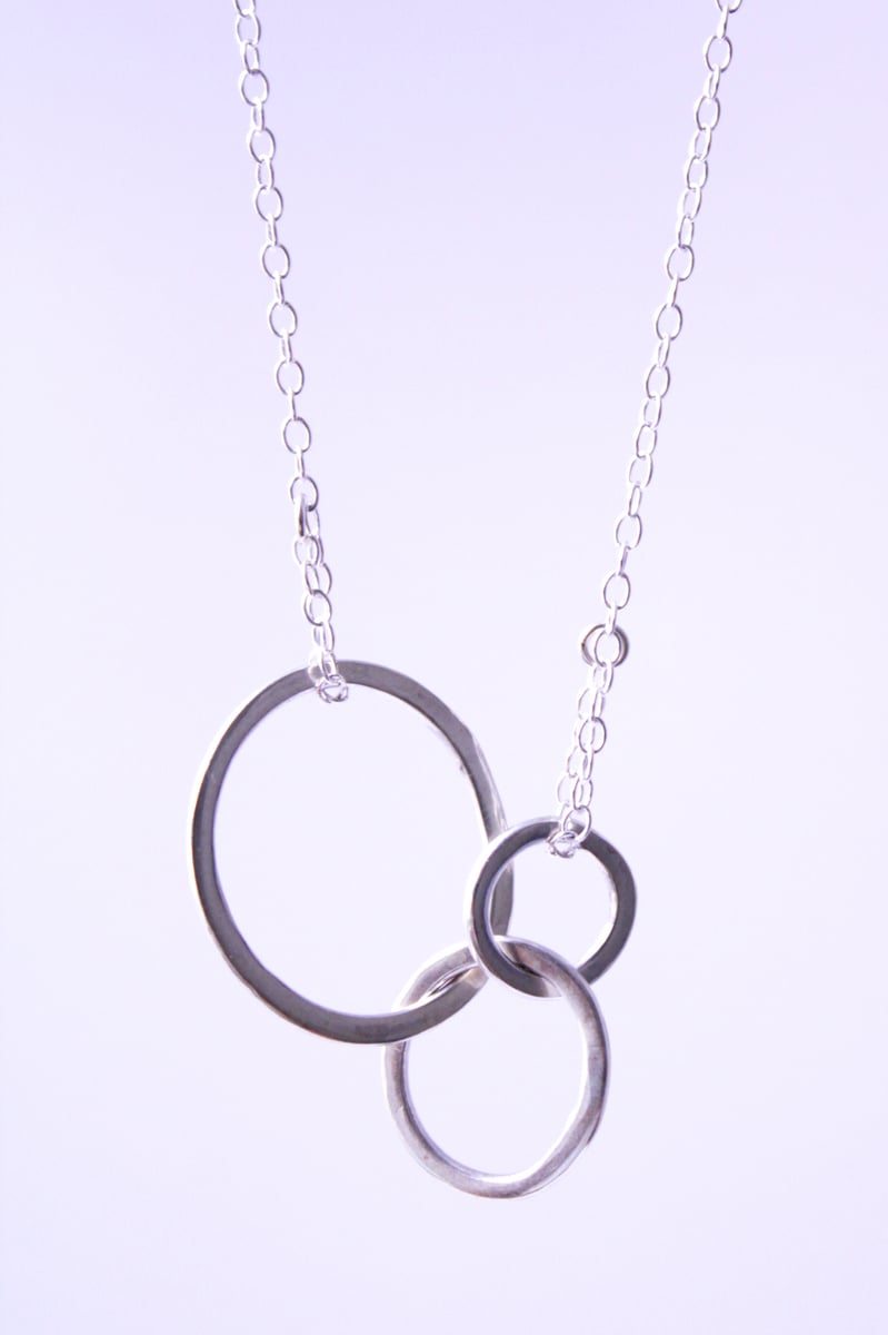 Interlocking silver loops necklace | Little Object