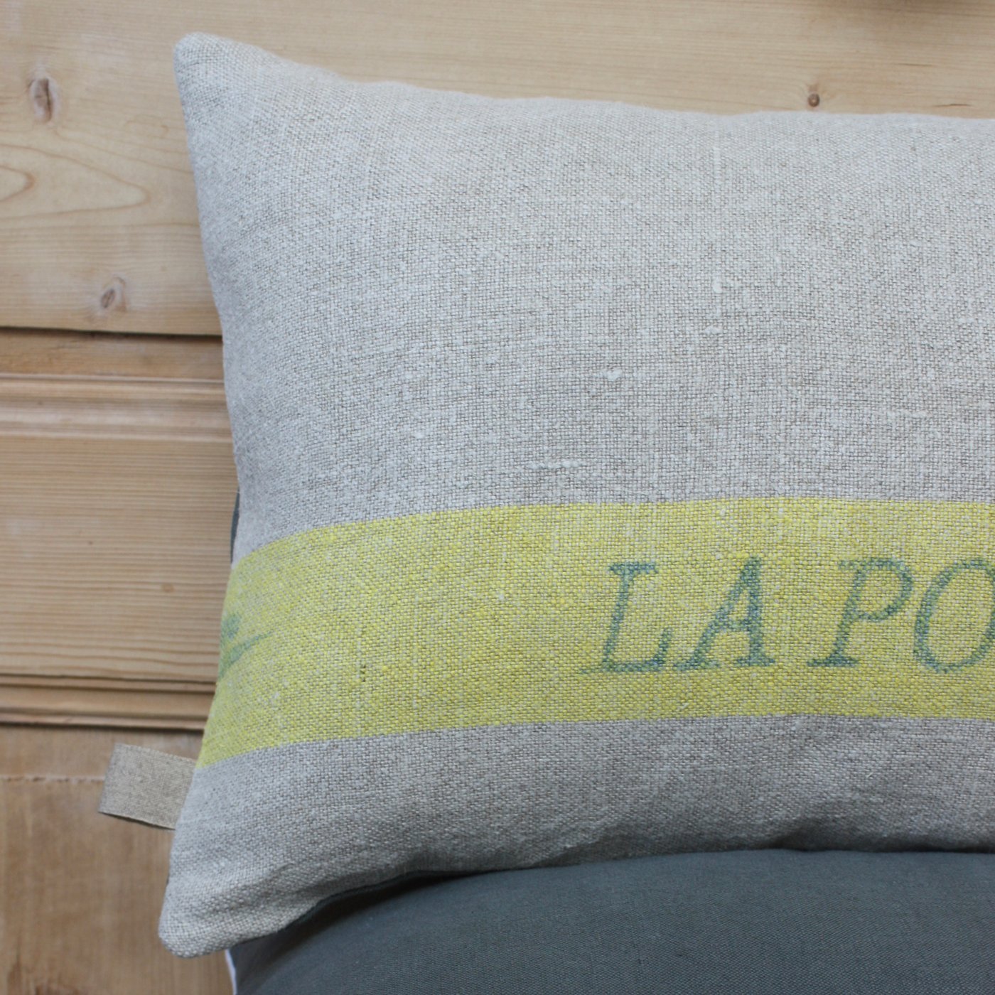 Coussin La Poste bandeau jaune, écritures bleu/vert. | Le Grenier de Ninon