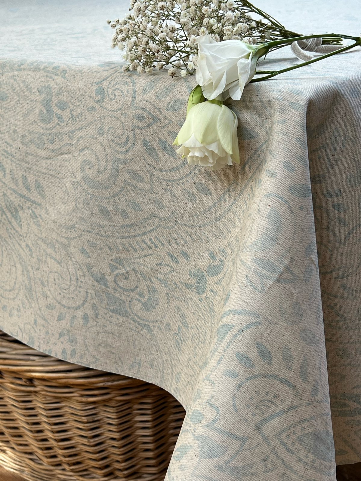 les 3 dernières Nappe Arabesque en Lin anti-tâche Bleu ciel fond lin ...