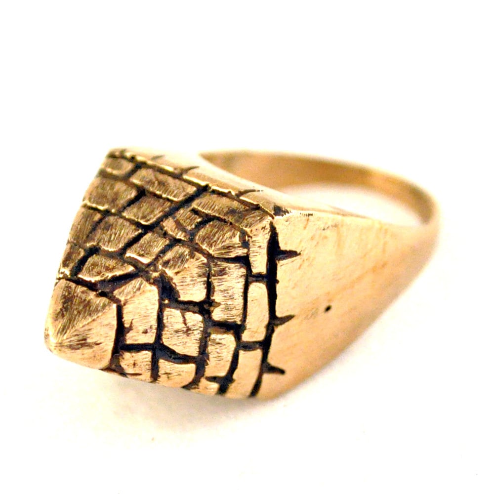 Small Pyramid Ring / Lillian Crowe