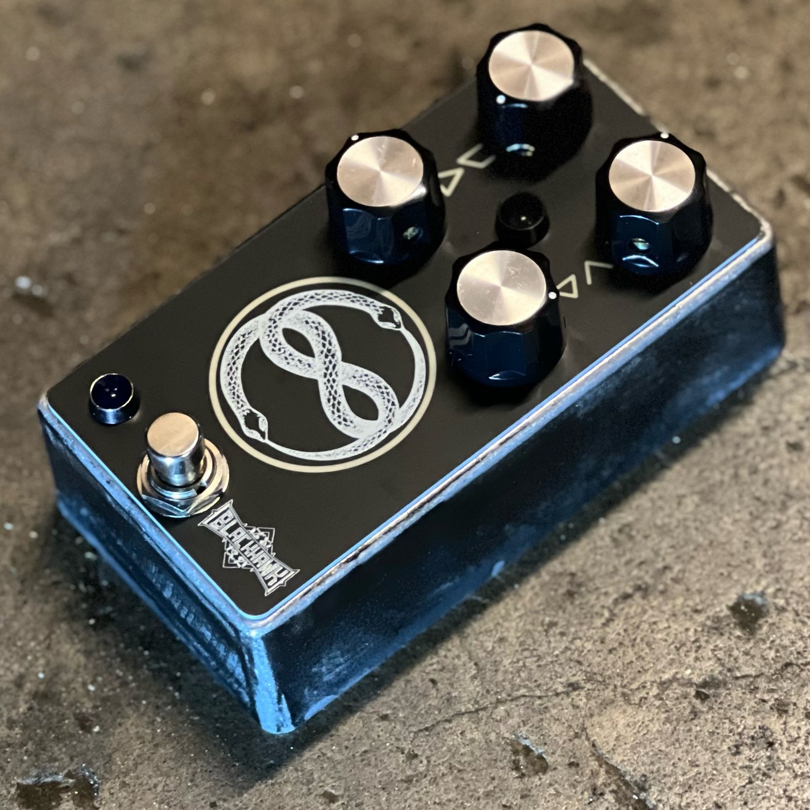 OUROBOROS COMPRESSOR / SUSTAINER (FOUR KNOB) | BLACKHAWK AMPLIFIERS