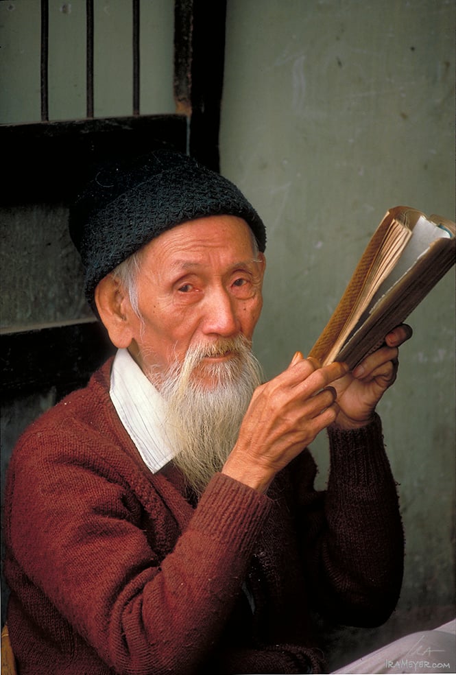 Old Man Reading | Ira Meyer Photography