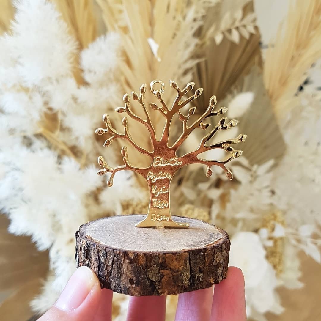 Gold tree with Greek wishes on wood slice | Story of Stefania
