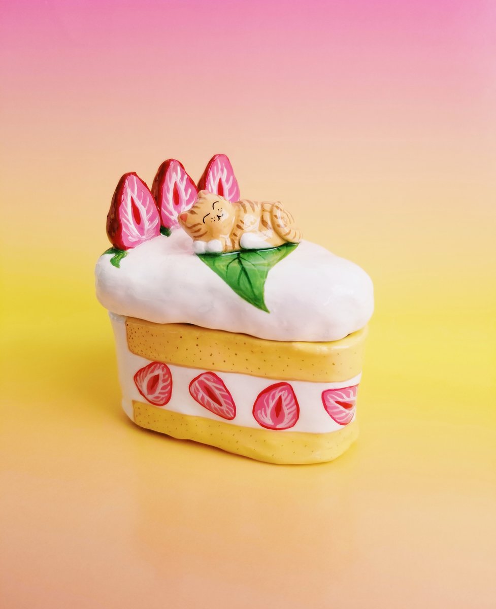 Strawberry Fluffcake | The Lucky Neko