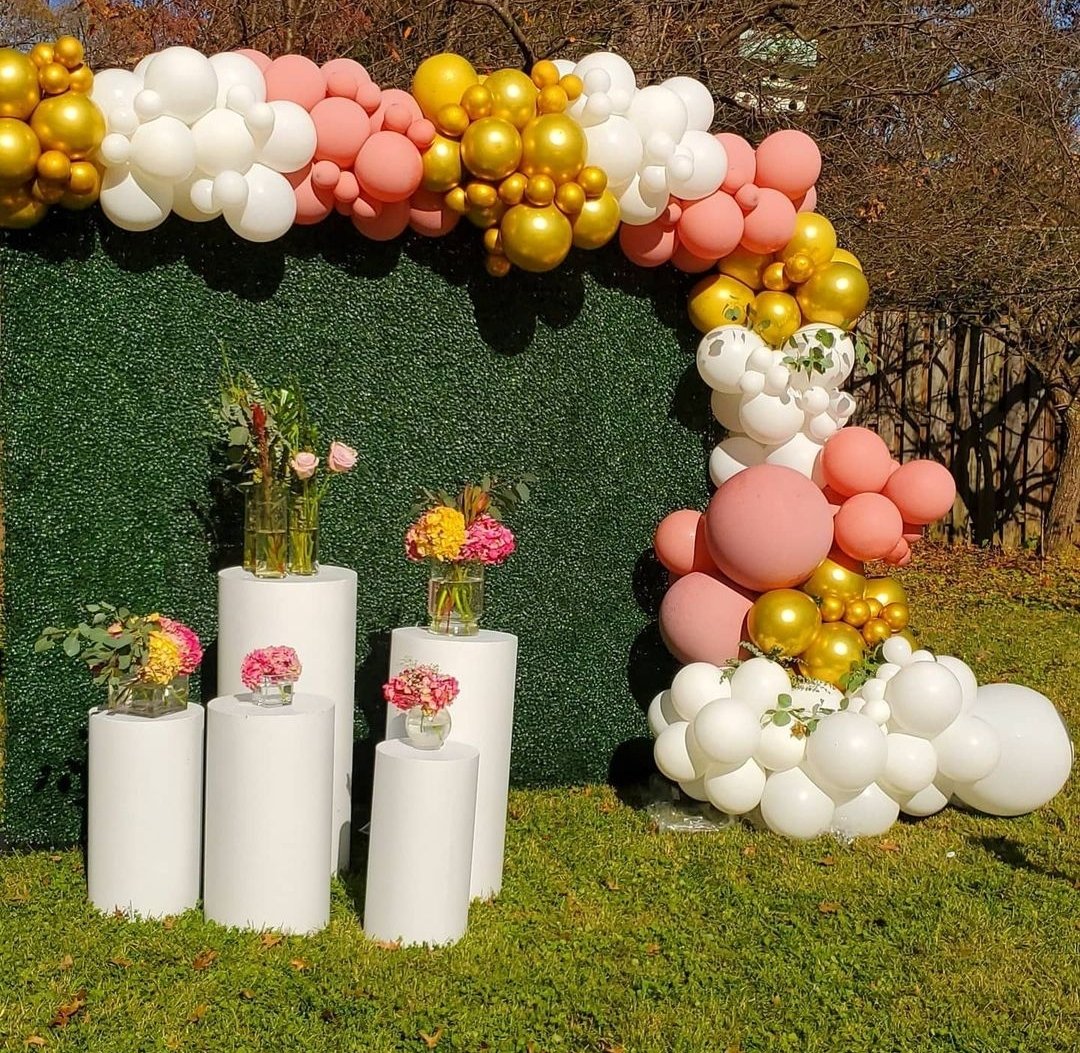 Balloons design on square green grass wall | PKLux Party Rentals