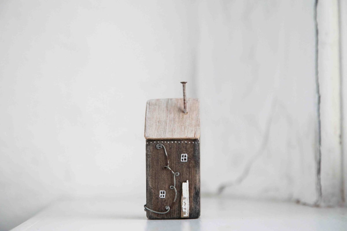 Cuddie Lowpers Den | foxed