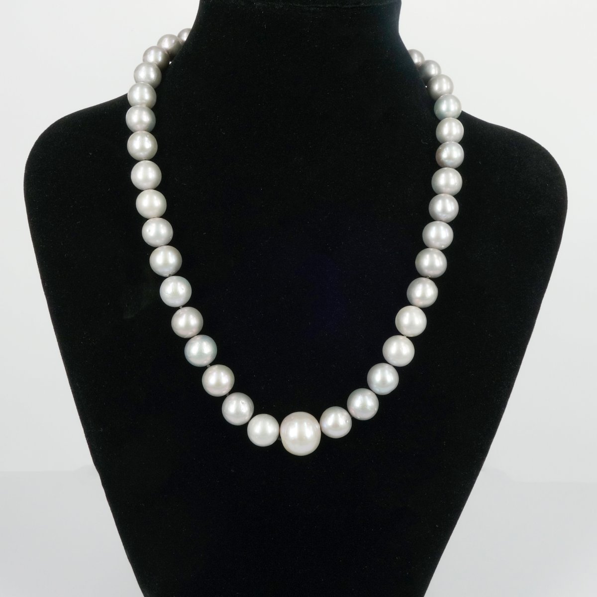 Stunning silver coloured freshwater pearl strand. M3248, INT5665 ...