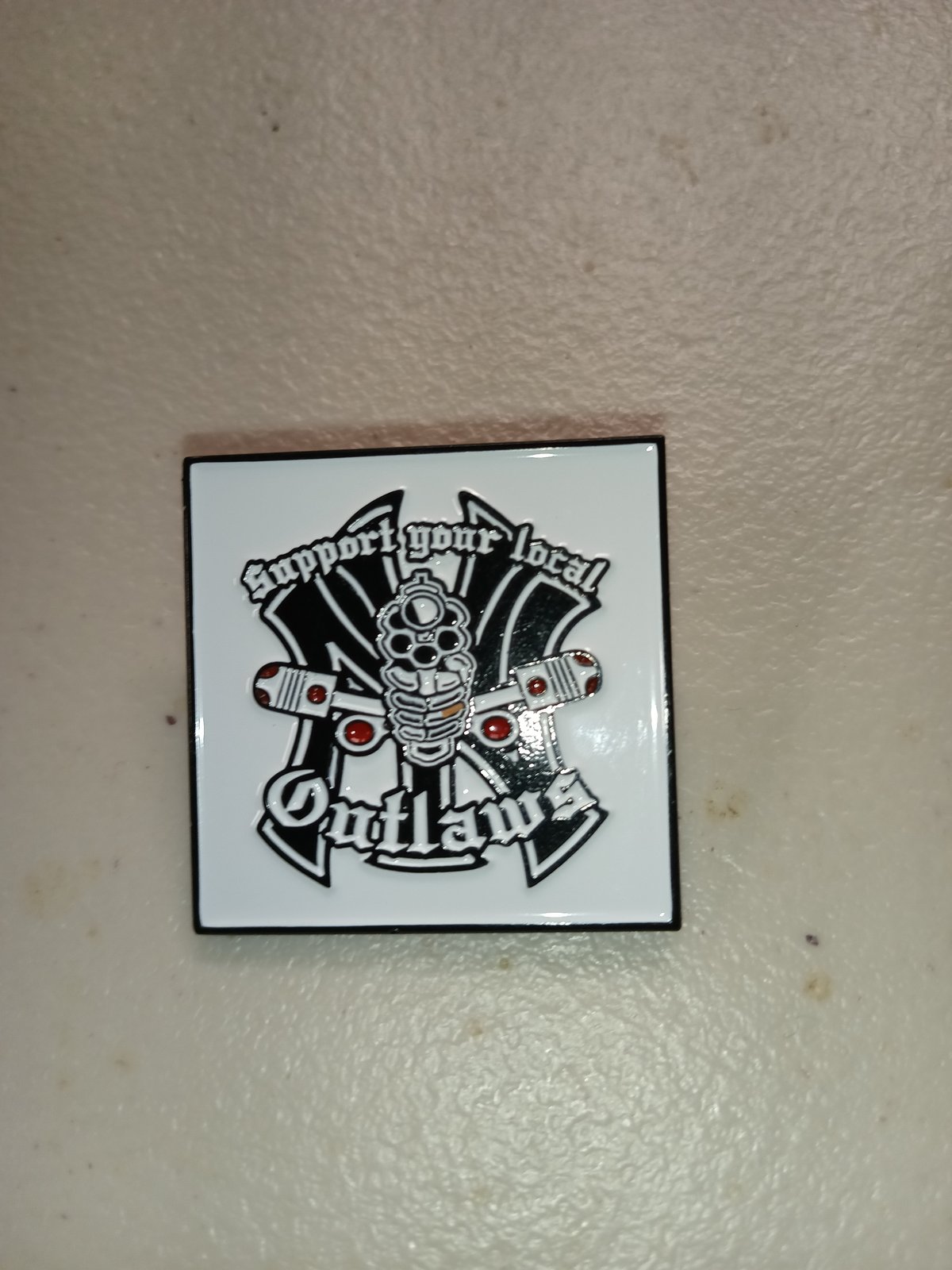 Support Pin / Outlaws apparel