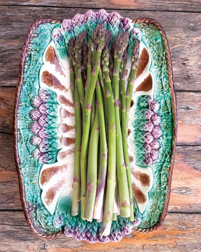 Plat à asperges en barbotine de Longchamp | L'Objet by Sofia Antonovich