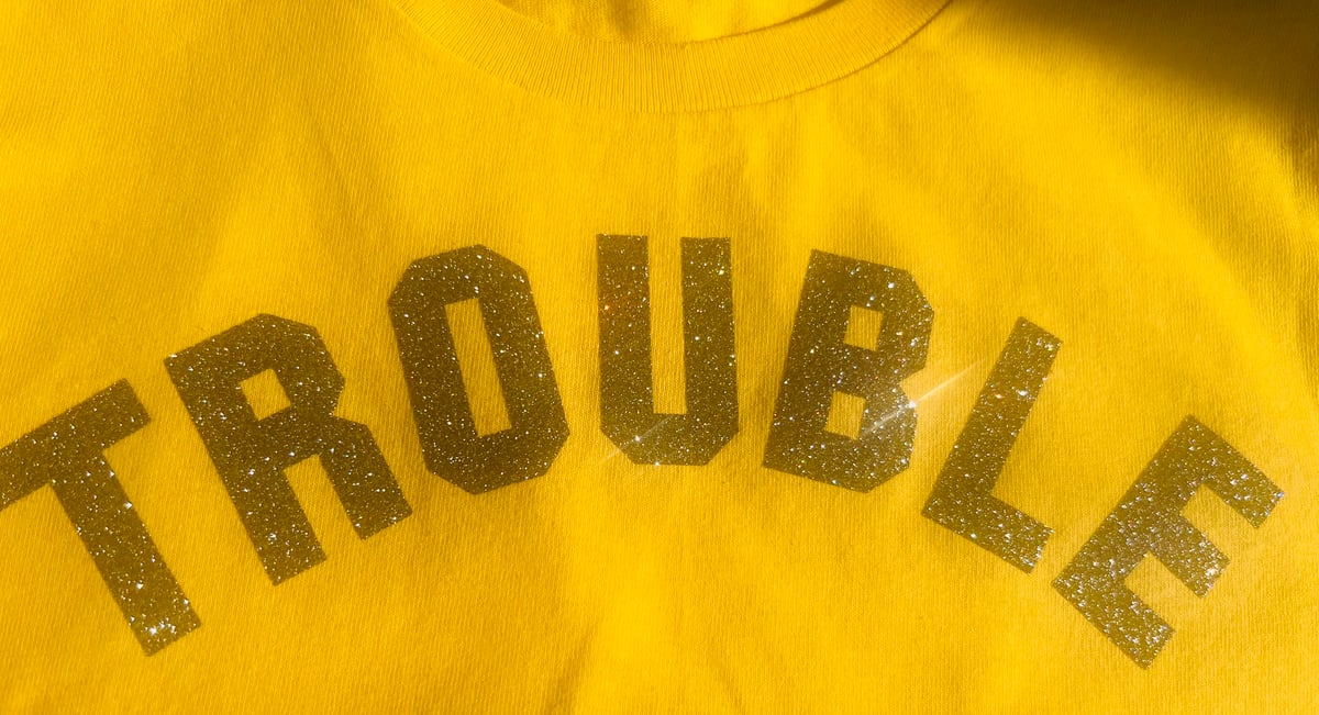 💛New Yellow Trouble tee 💛with silver multi glitter💛🩶🕸️ | vannayoungstein