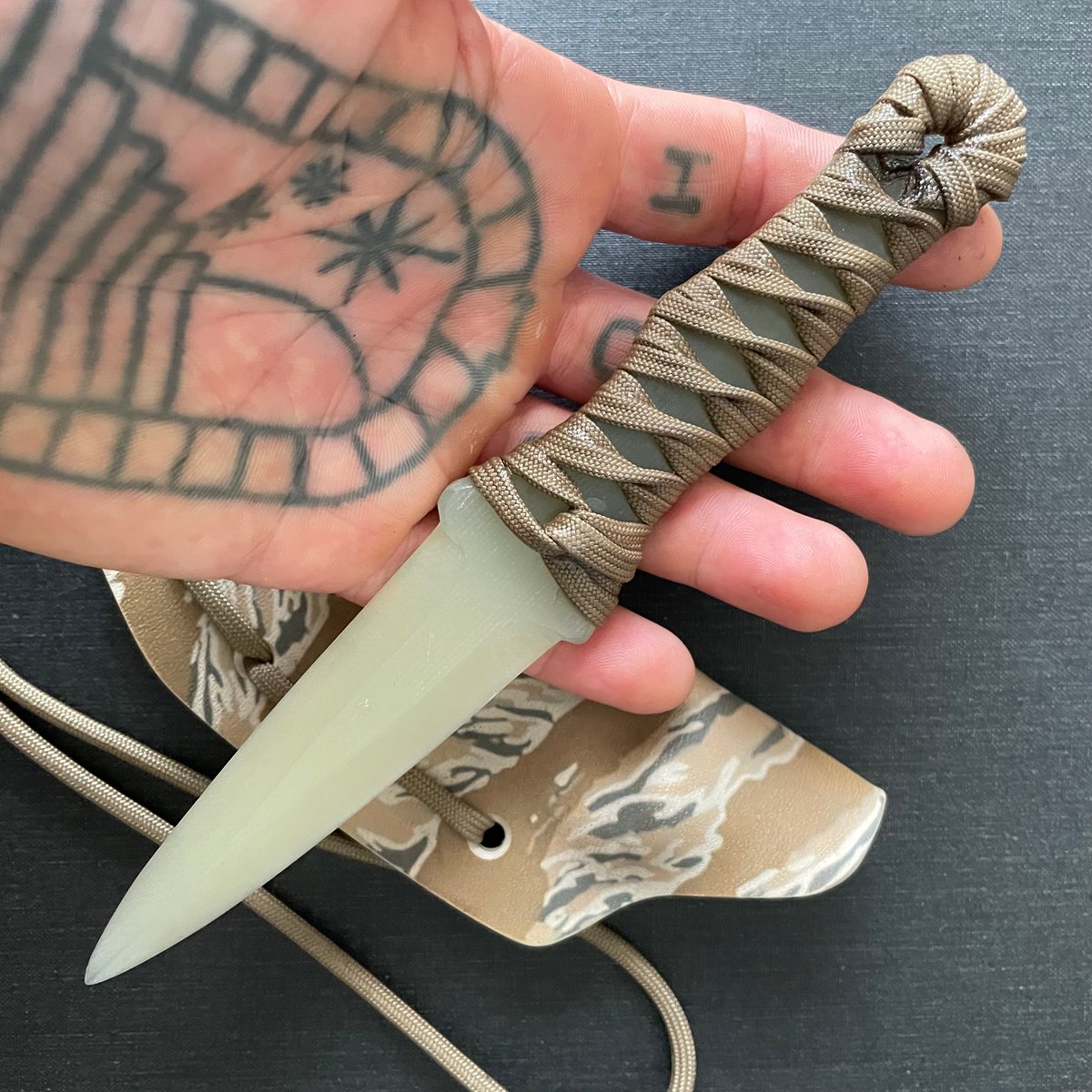 ARRAKIS 2.0 // G10 dagger | Pitch Black Forge