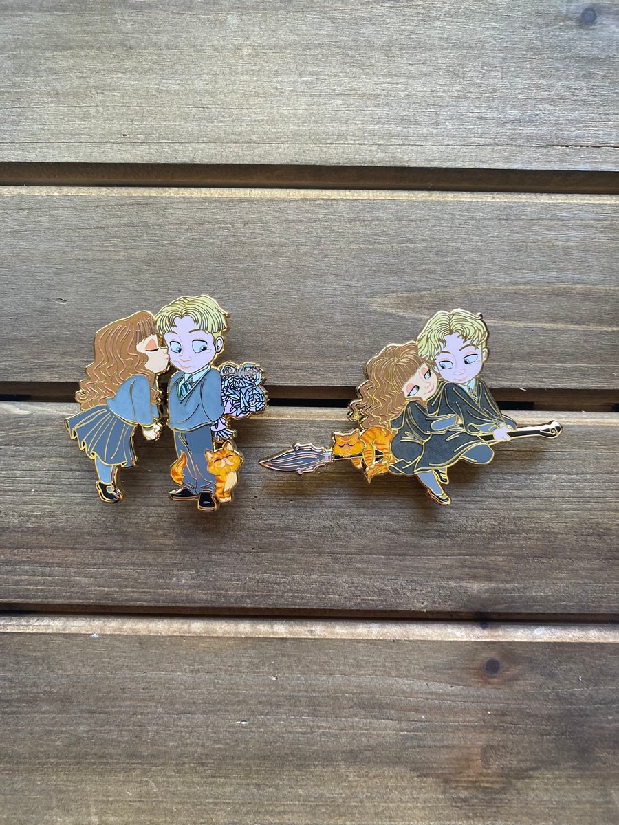 Cute couple 2 pin set | Wingapo Pins