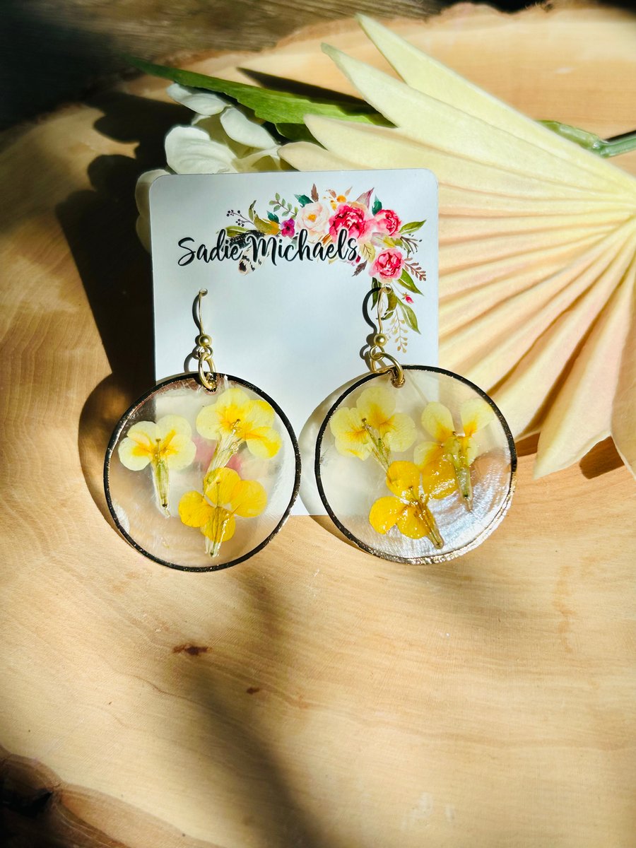 Yellow Lobelia on Capiz Shells | Sadie Michaels