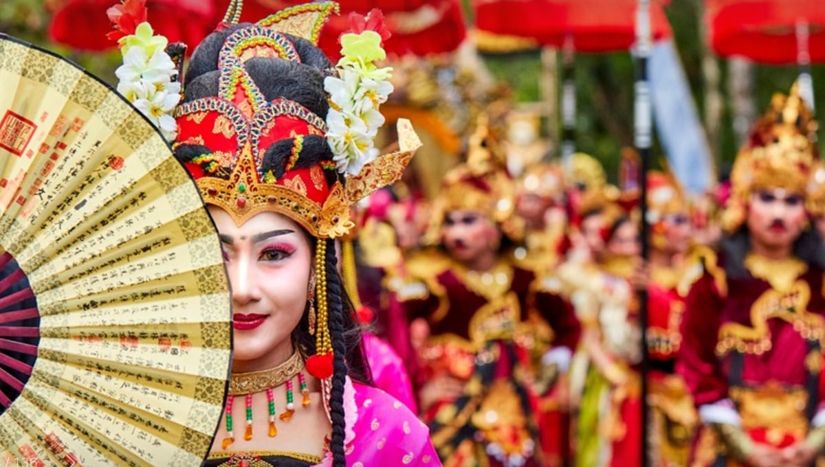 Balinese Dancer with fan | Stephen Wayda Photography