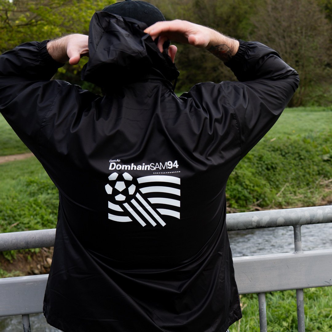 Windbreaker Seaicéid- Corn an Domhain | Beir Bua