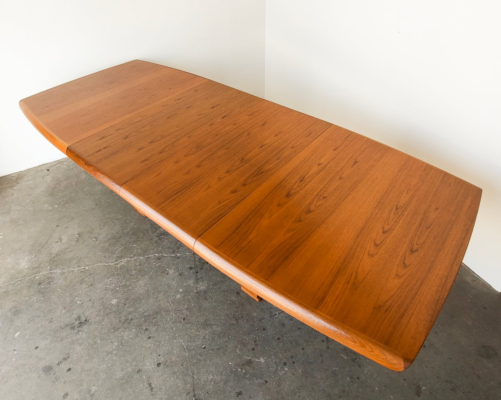 Benny linden table store