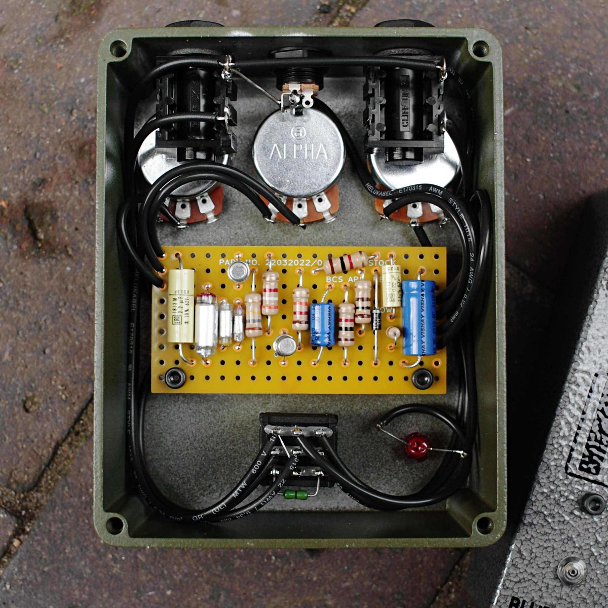 FFAS - dark fuzz | blue colander stompboxes FFAS - dark fuzz | blue colander stompboxes