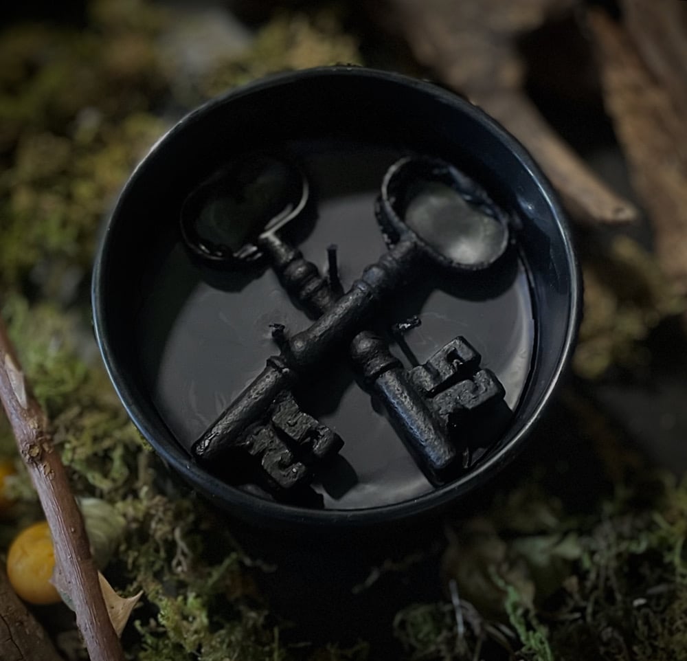 Crossed Keys Candle | Candles Of The Moon