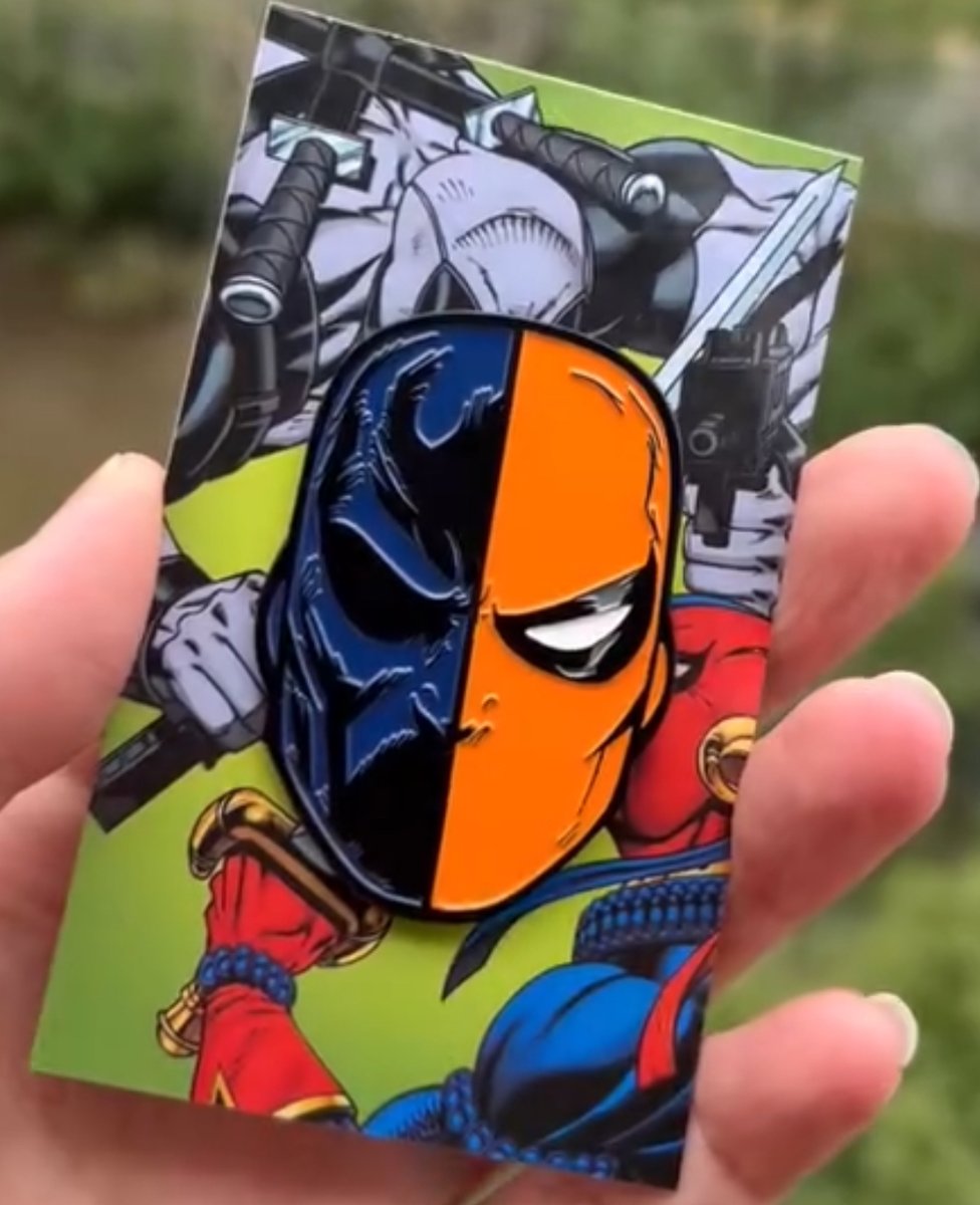 “DEADPOOL/DEATHSTROKE” PIN! | Nickystees