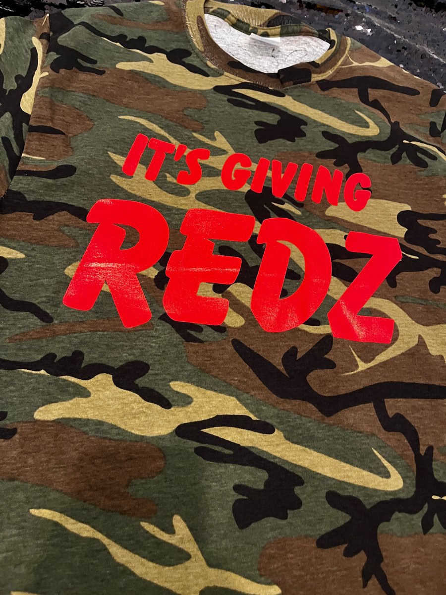 CAMO T-SHIRT IT'S GIVING REDZ | Sorority Girl