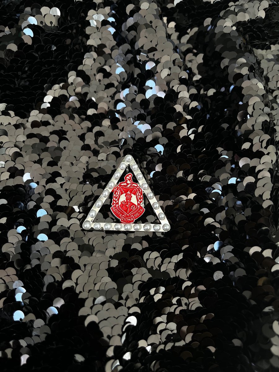 DELTA PYRAMID AND CREST | Sorority Girl