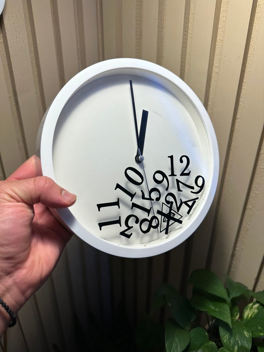 TIMELESS CLOCK (white) | [prop_uh_gan_duh]