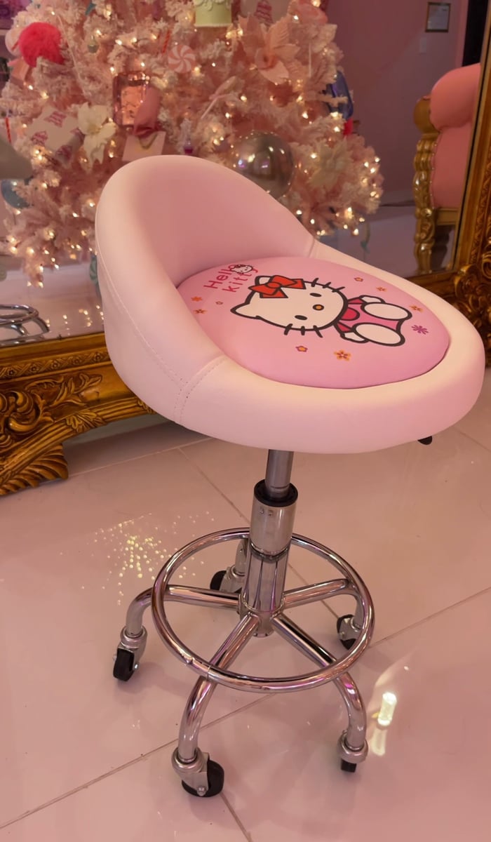 *PREORDER*Hello Kitty Stool | The Lash Empire