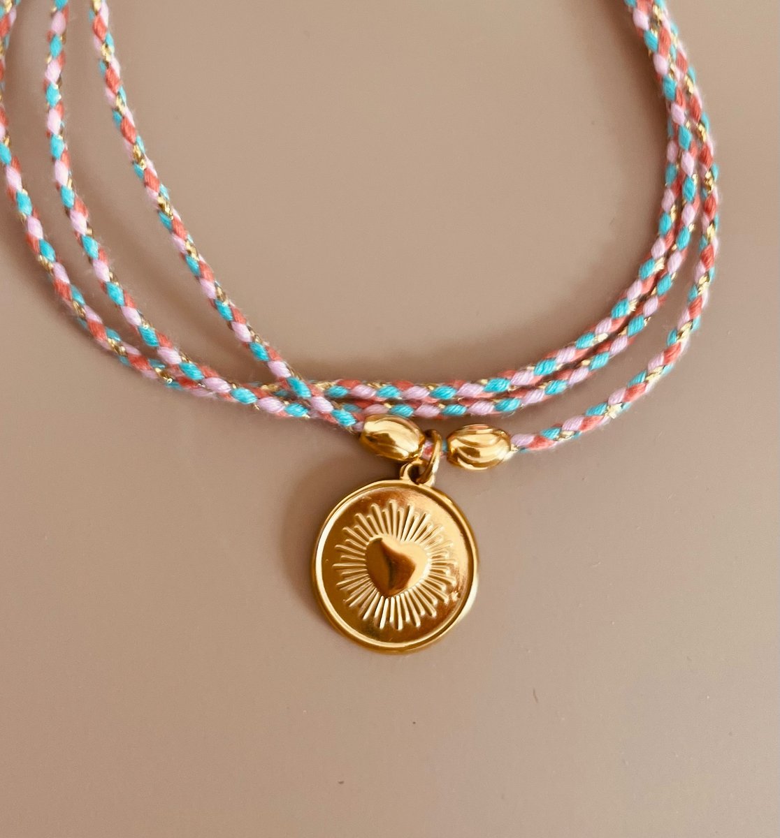 SUZANNE | Collier ajustable cordon coloré & médaille cœur | courant d ...