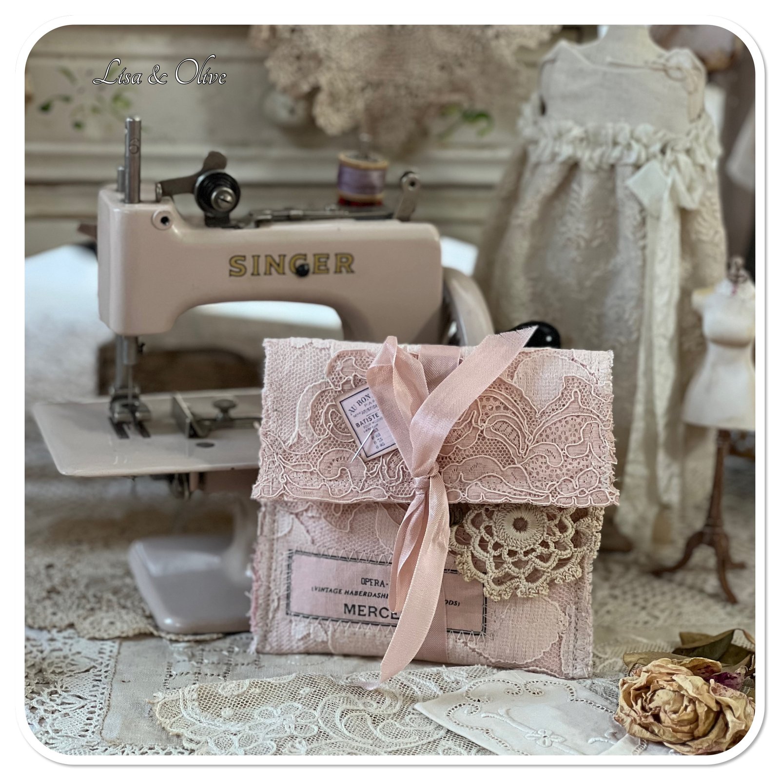 Petite Vintage pink fabric and lace sewing notions pouch | Lisaandolive