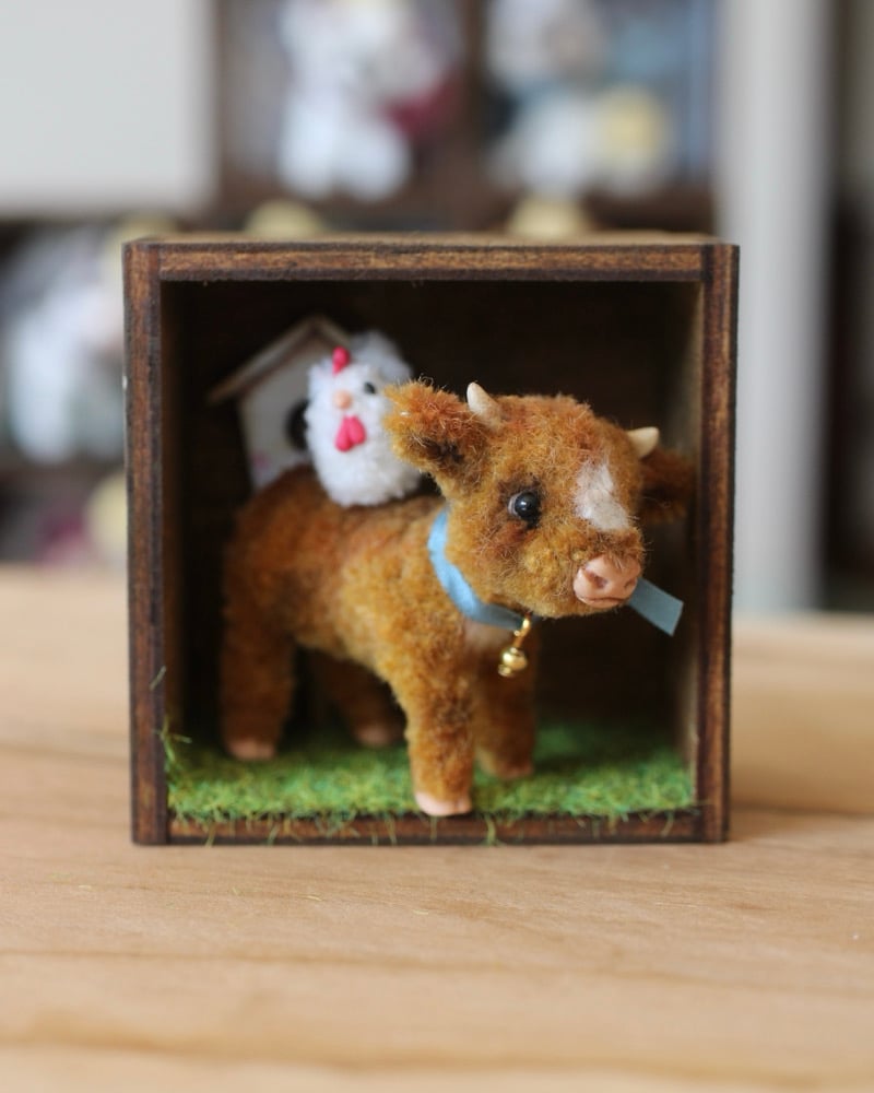 pipe cleaners cow with hen and wooden display | MichiMux ArtStudio