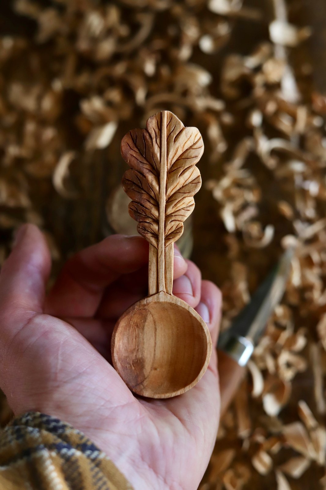 Two toned Oak leaf Handle Scoop | The Woodland Carver