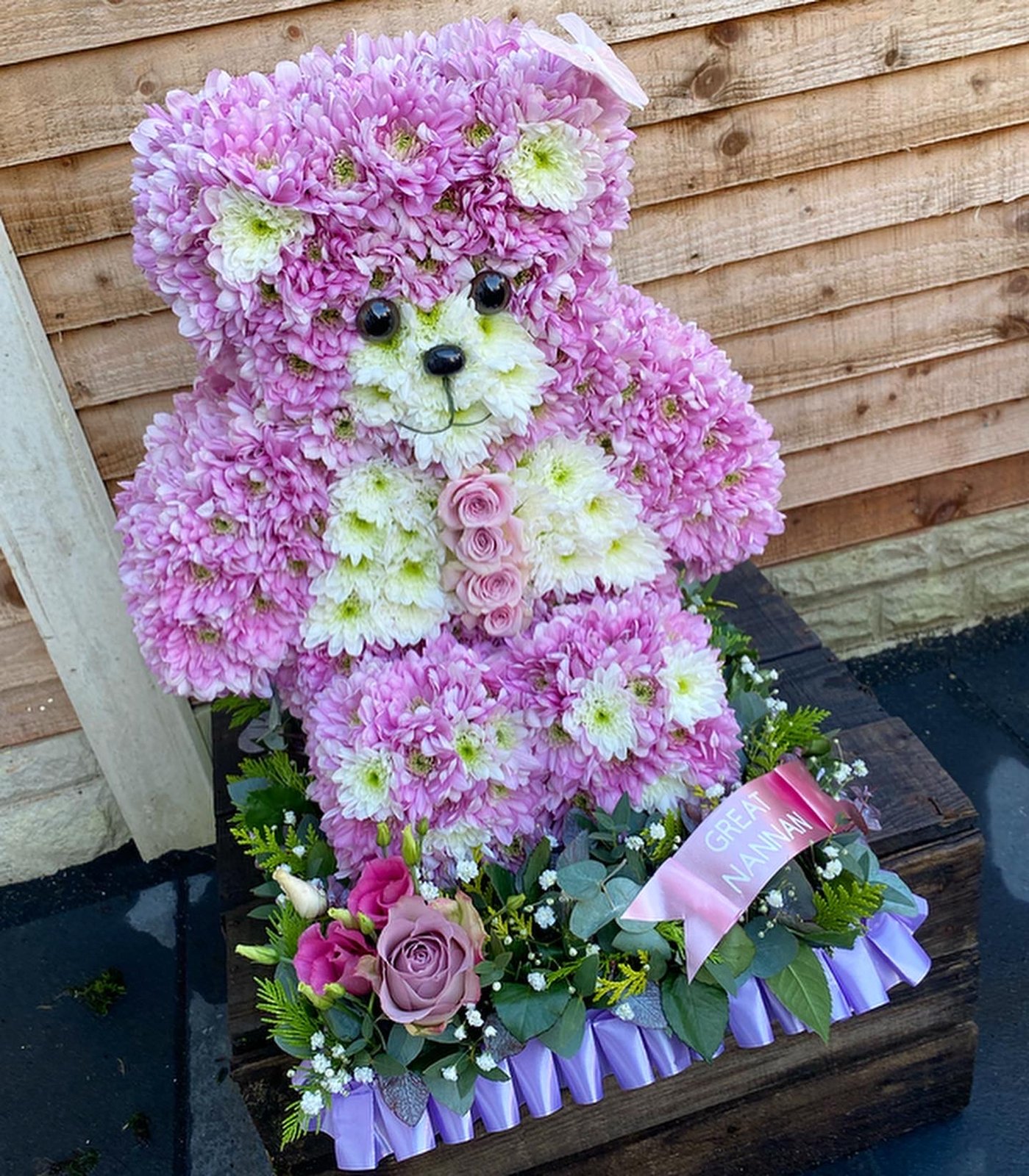 3D Sitting teddy on foliage base | Oreyt flower