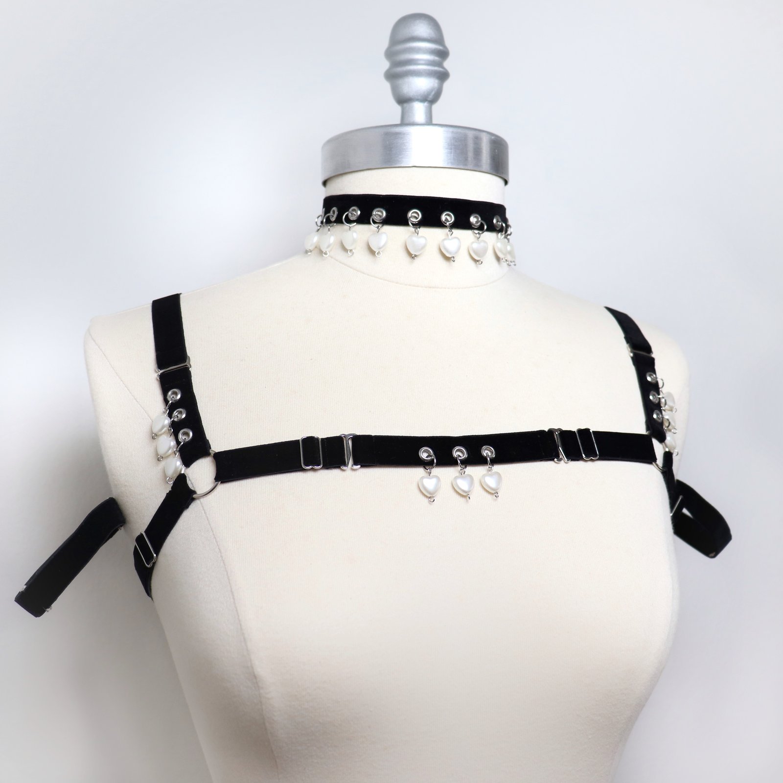 Velvet mini harness with heart-shaped beads and arm cuffs | Forvitni