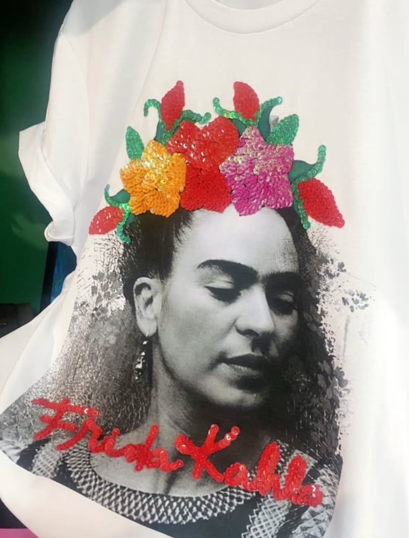 Camiseta bordada a man. FRIDA KAHLO. Varias tallas. | María Viqueira. Feito a man