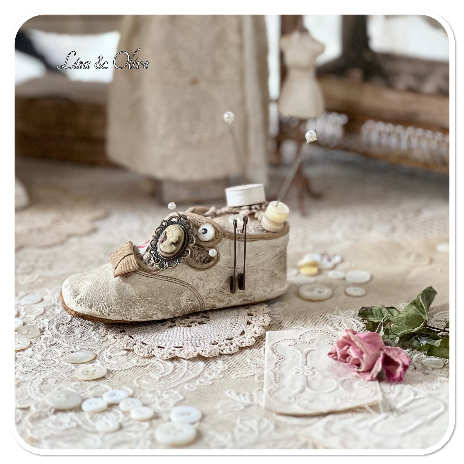 Reserved for R - handmade white shoe pin cushion | Lisaandolive